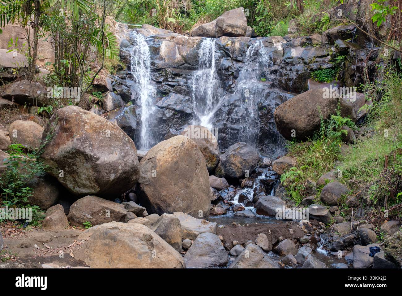 Water flows waterfall rocks hi-res stock photography and images - Alamy
