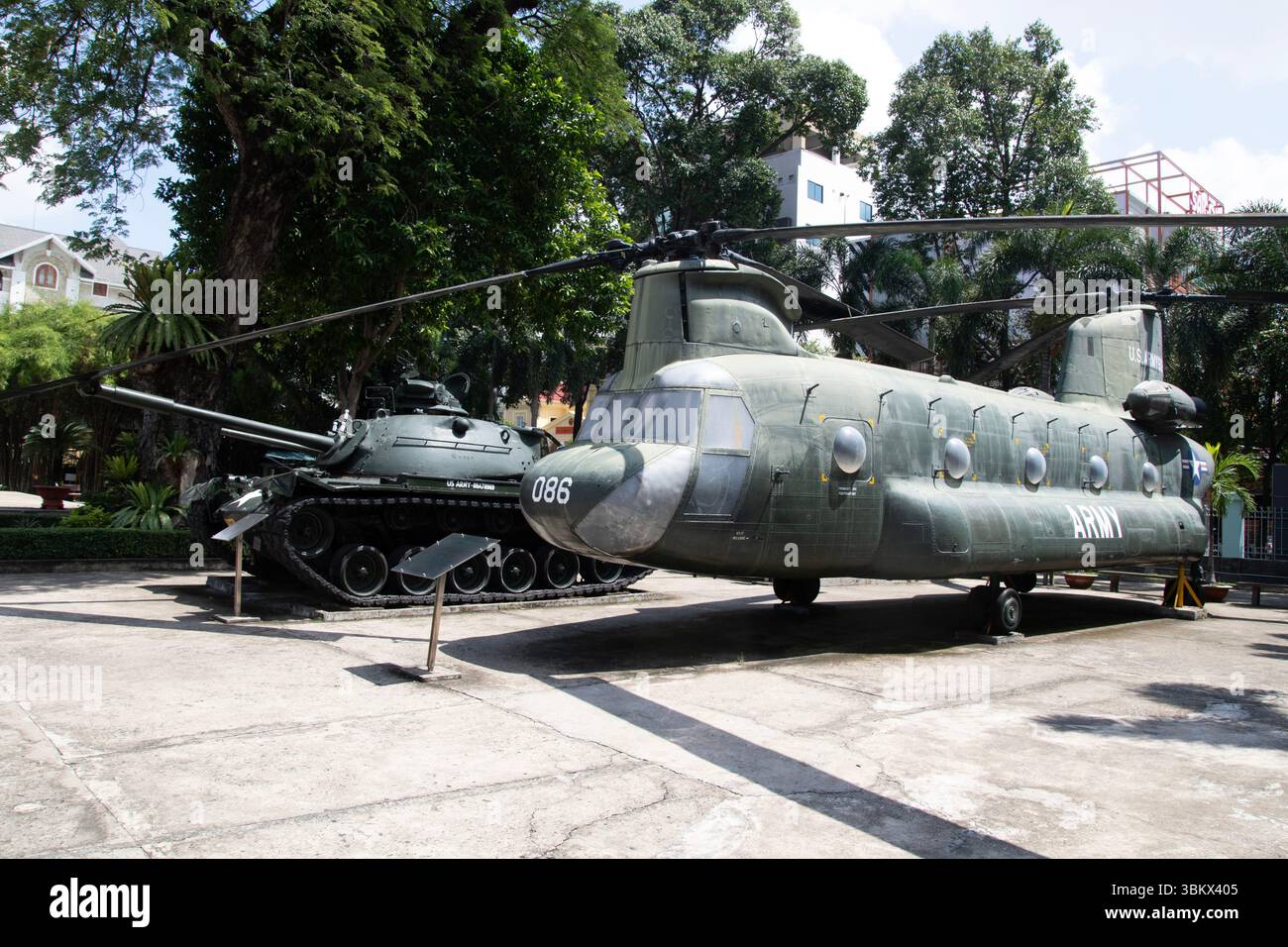 HO CHI MINH CITY, VIETNAM - 15 AUGUSTUS 2024: Tanks and a Boeing CH-47 ...