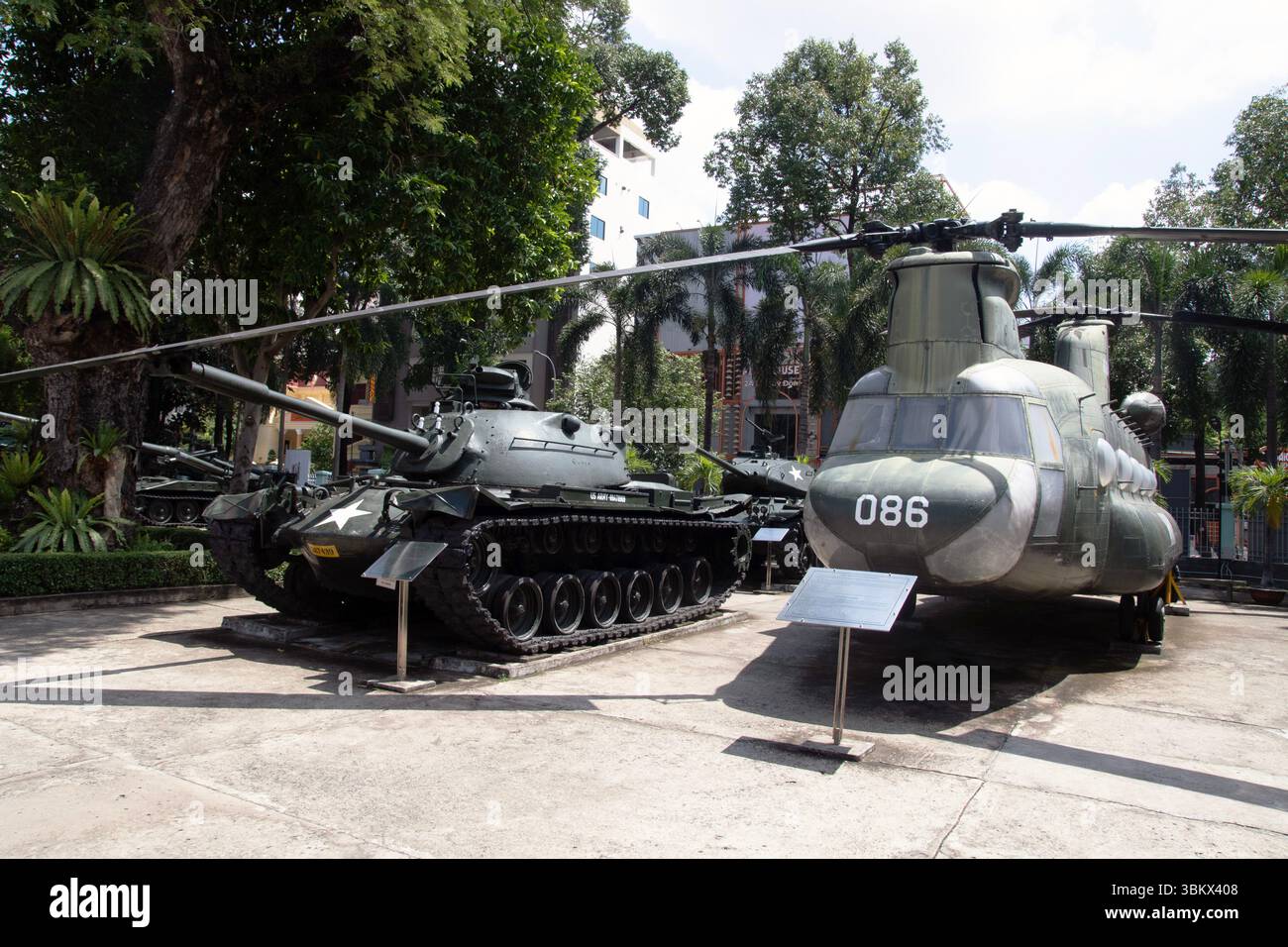 HO CHI MINH CITY, VIETNAM - 15 AUGUSTUS 2024: Tanks and a Boeing CH-47 ...