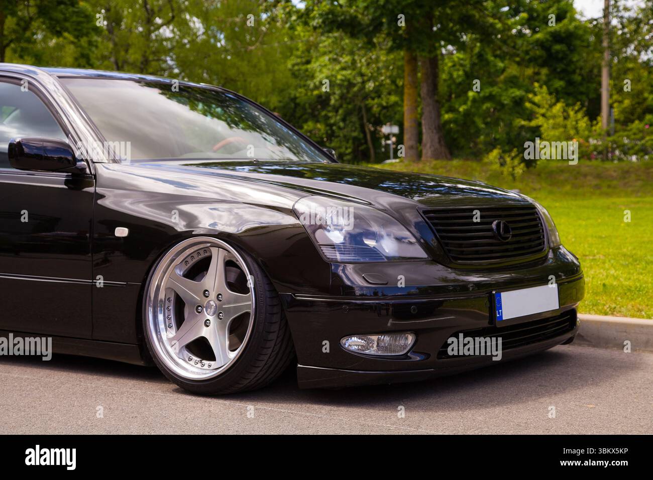 Front end of a black Lexus LS430 UCF30 with negative camber and ...