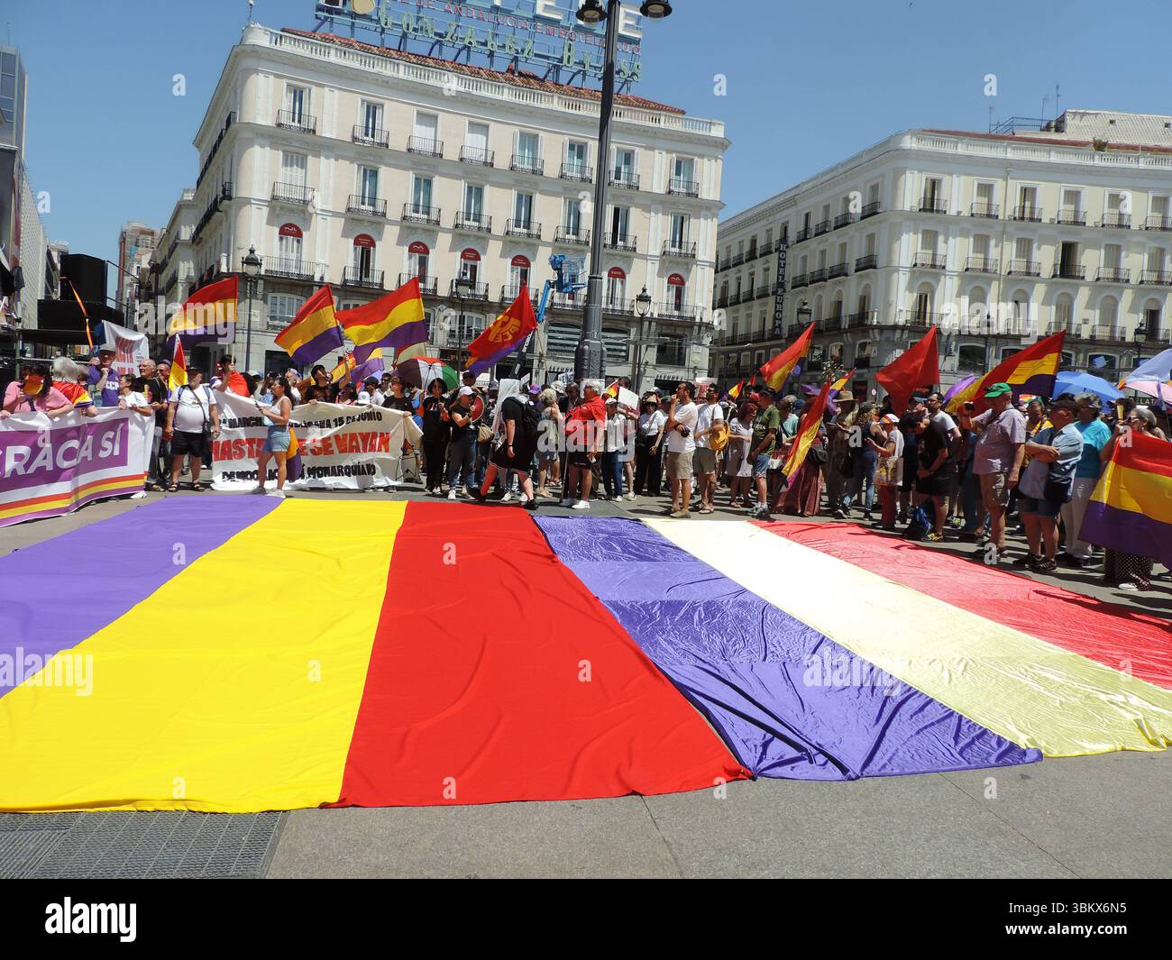 Thousands of people protest against the monarchy and for the Republic ...