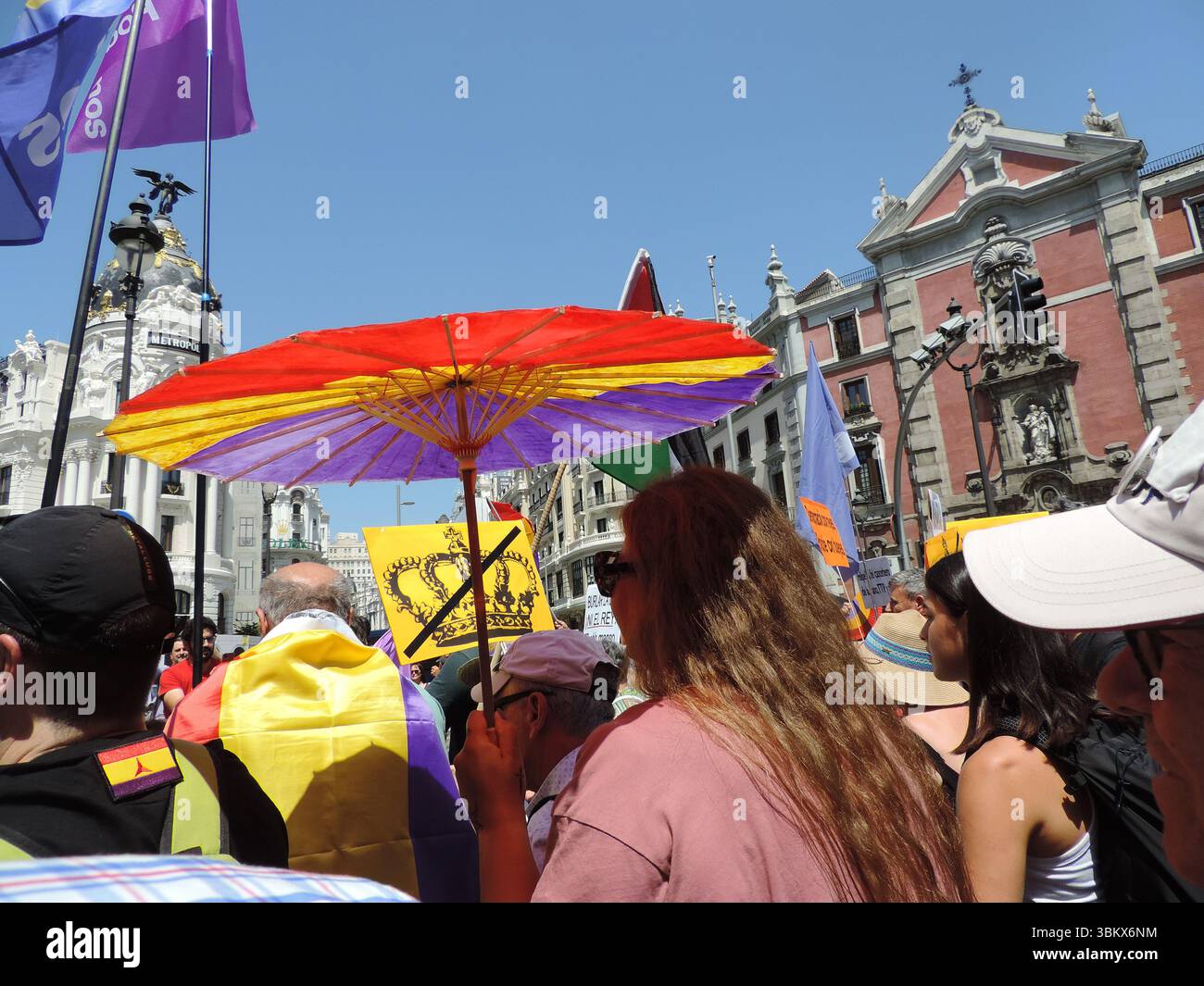 Thousands of people protest against the monarchy and for the Republic ...