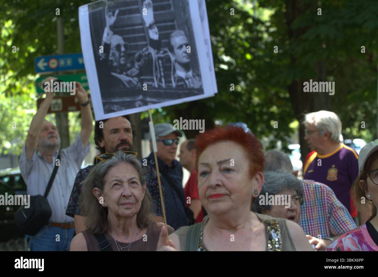 Thousands of people protest against the monarchy and for the Republic ...