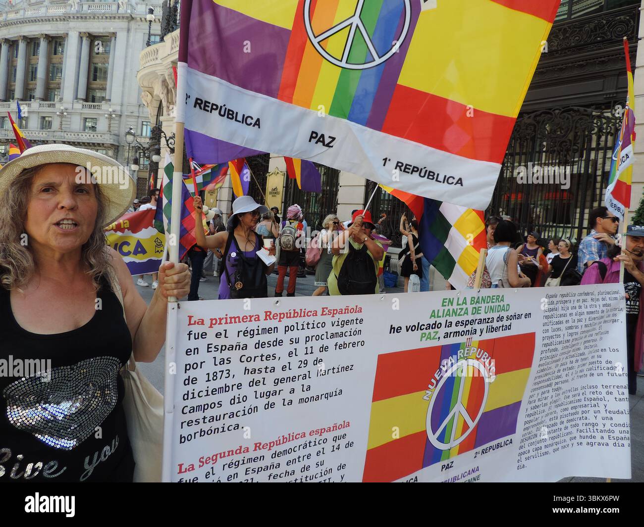 Thousands of people protest against the monarchy and for the Republic ...