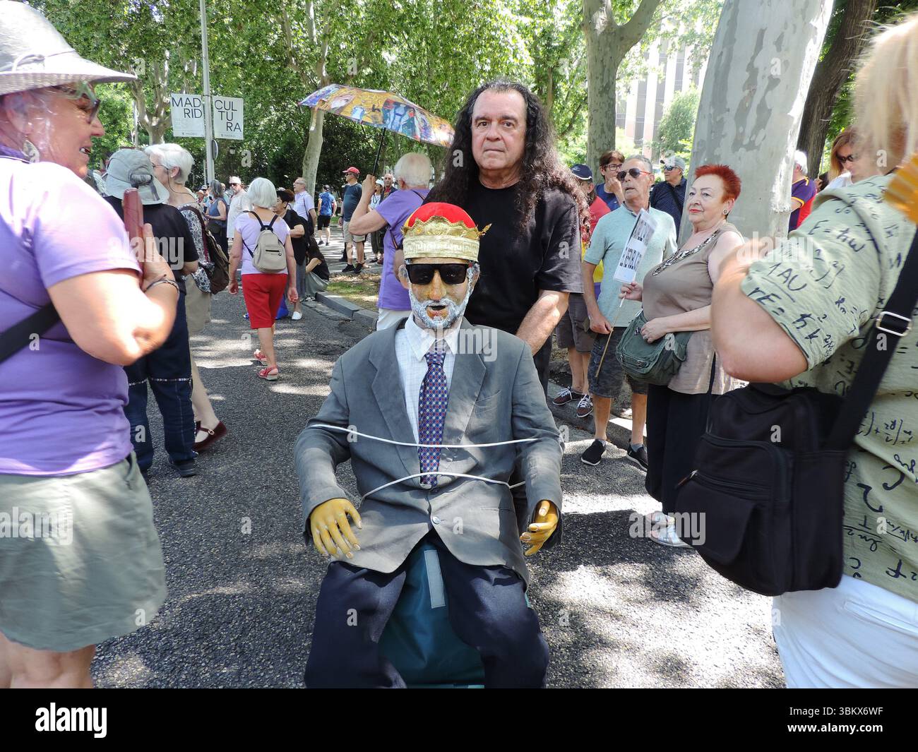 Thousands of people protest against the monarchy and for the Republic ...
