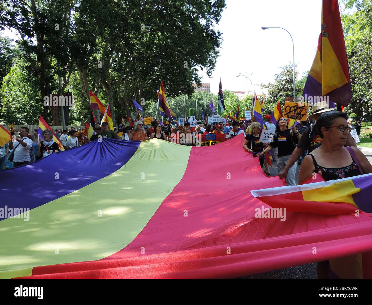 Thousands of people protest against the monarchy and for the Republic ...