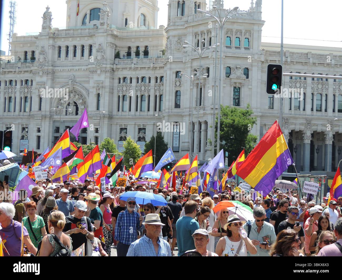 Thousands of people protest against the monarchy and for the Republic ...