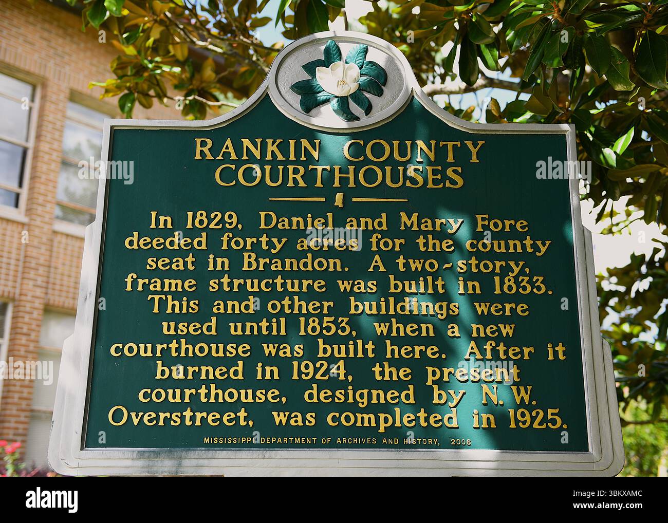 Courthouse with sign hi-res stock photography and images - Alamy