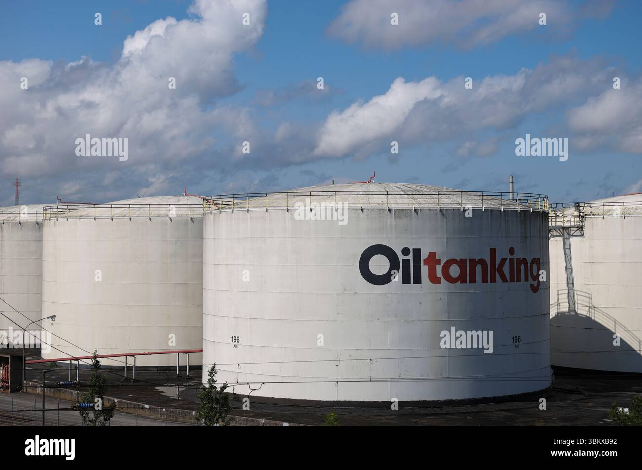 Oiltanking oil storage tanks hi-res stock photography and images - Alamy