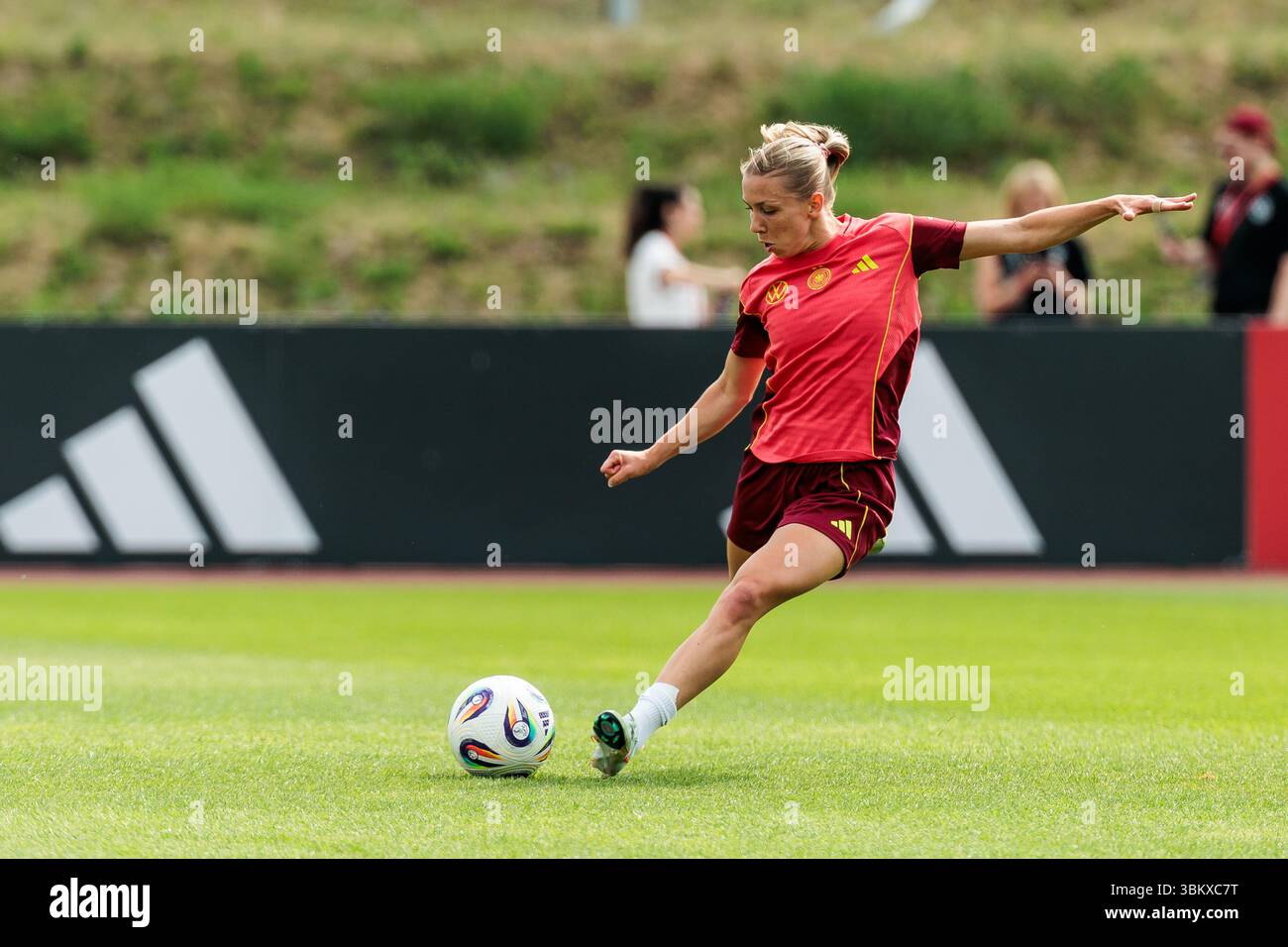 Elisa Sen? (Deutschland, 20) am Ball UEFA WOMEN?S EURO 2025 ...