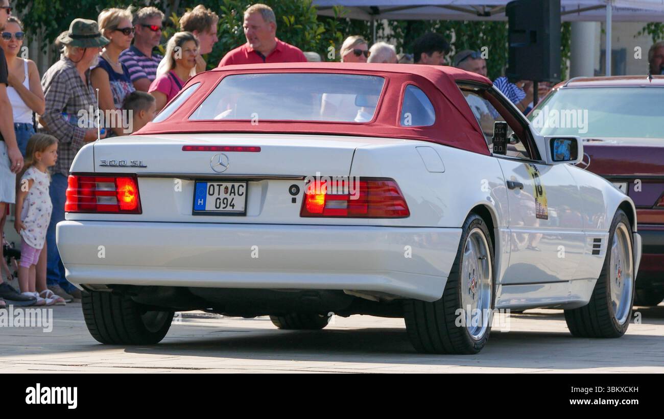 Mercedes-Benz R129 SL Stock Photo - Alamy