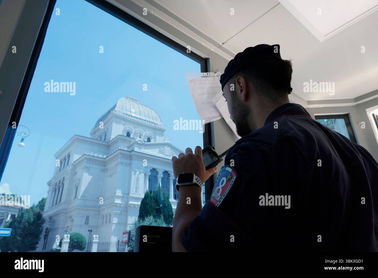 Garitta dei Carabinieri davanti al Tempio Maggiore — Roma — Italia ...