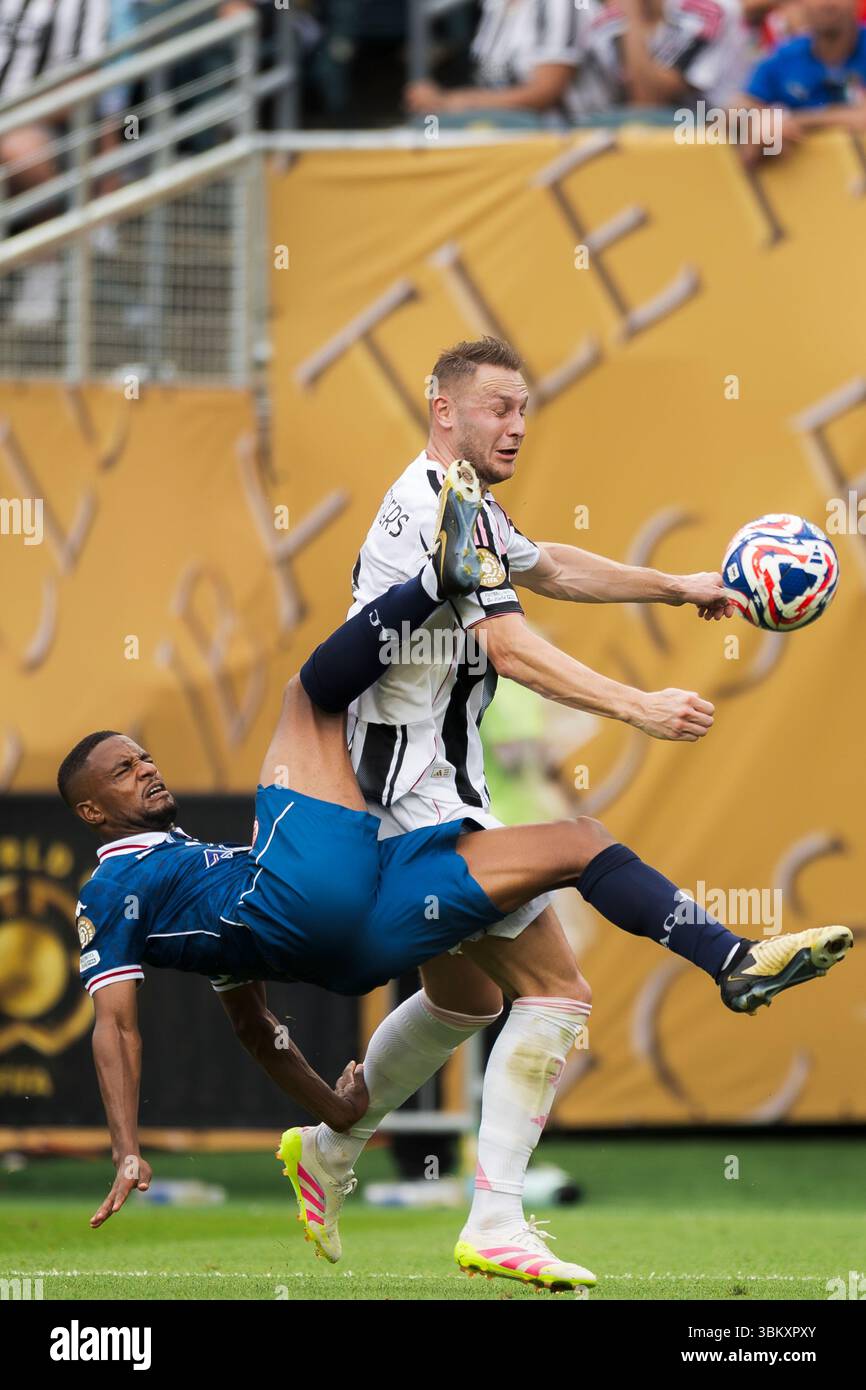 Teun Koopmeiners of Juventus FC comeptes for the ball with Mouhamed ...