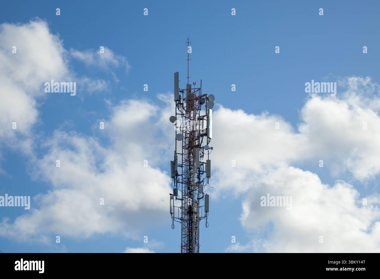 Telecommunications tower 5g antenna hi-res stock photography and images ...