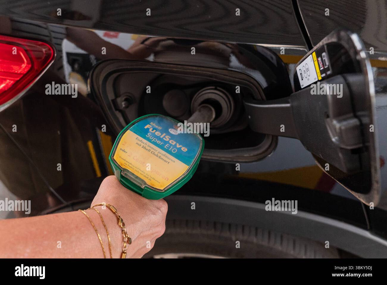 Tanken mit Super E10 an einer Shell-Tankstelle 22.06.25, Bad Camberg ...