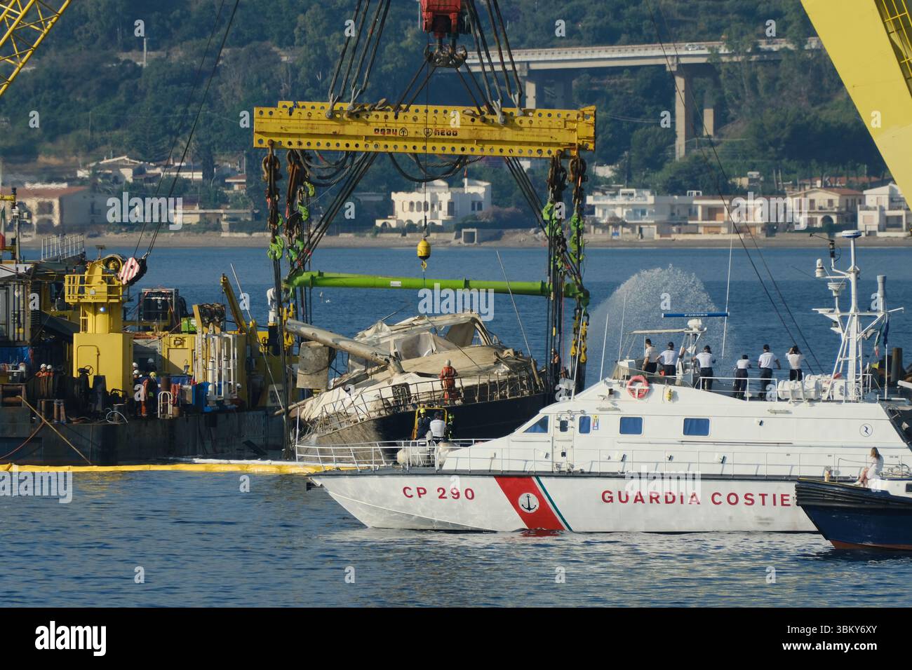 The first moments of the recovery operation for the wreck of the ...