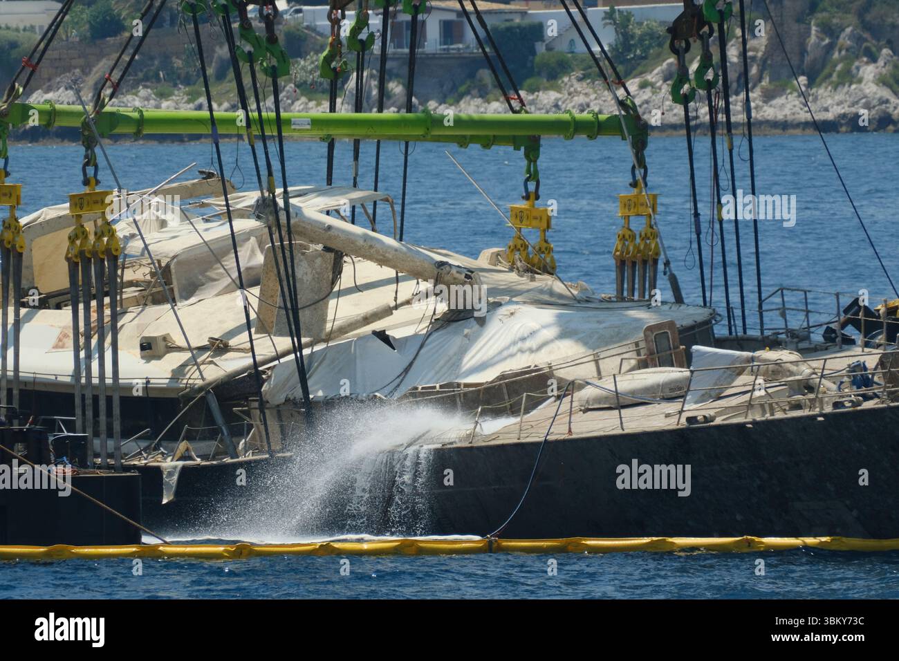 The first moments of the recovery operation for the wreck of the ...