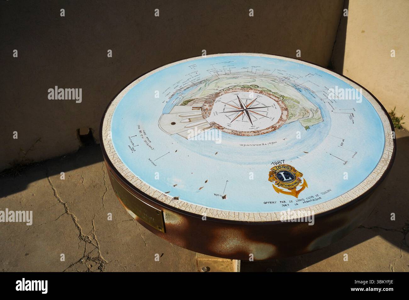 Sundial notre dame du mai hi-res stock photography and images - Alamy