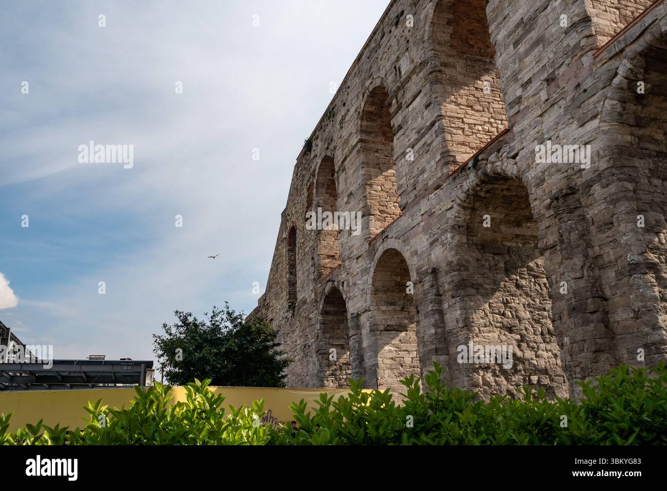 Brick aqueduct arches hi-res stock photography and images - Alamy
