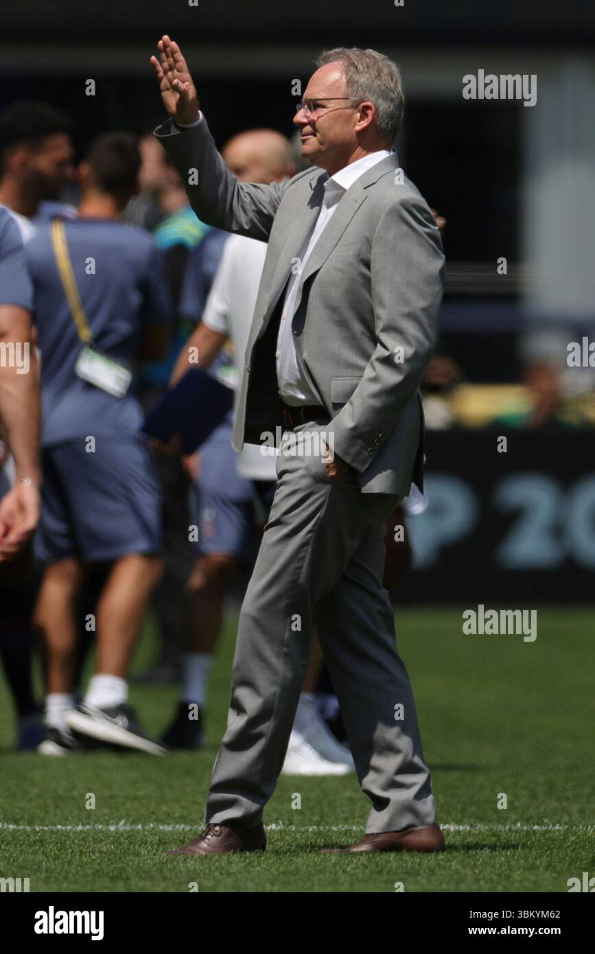 Seattle Sounders manager Brian Schmetzer waves to the fans after the ...