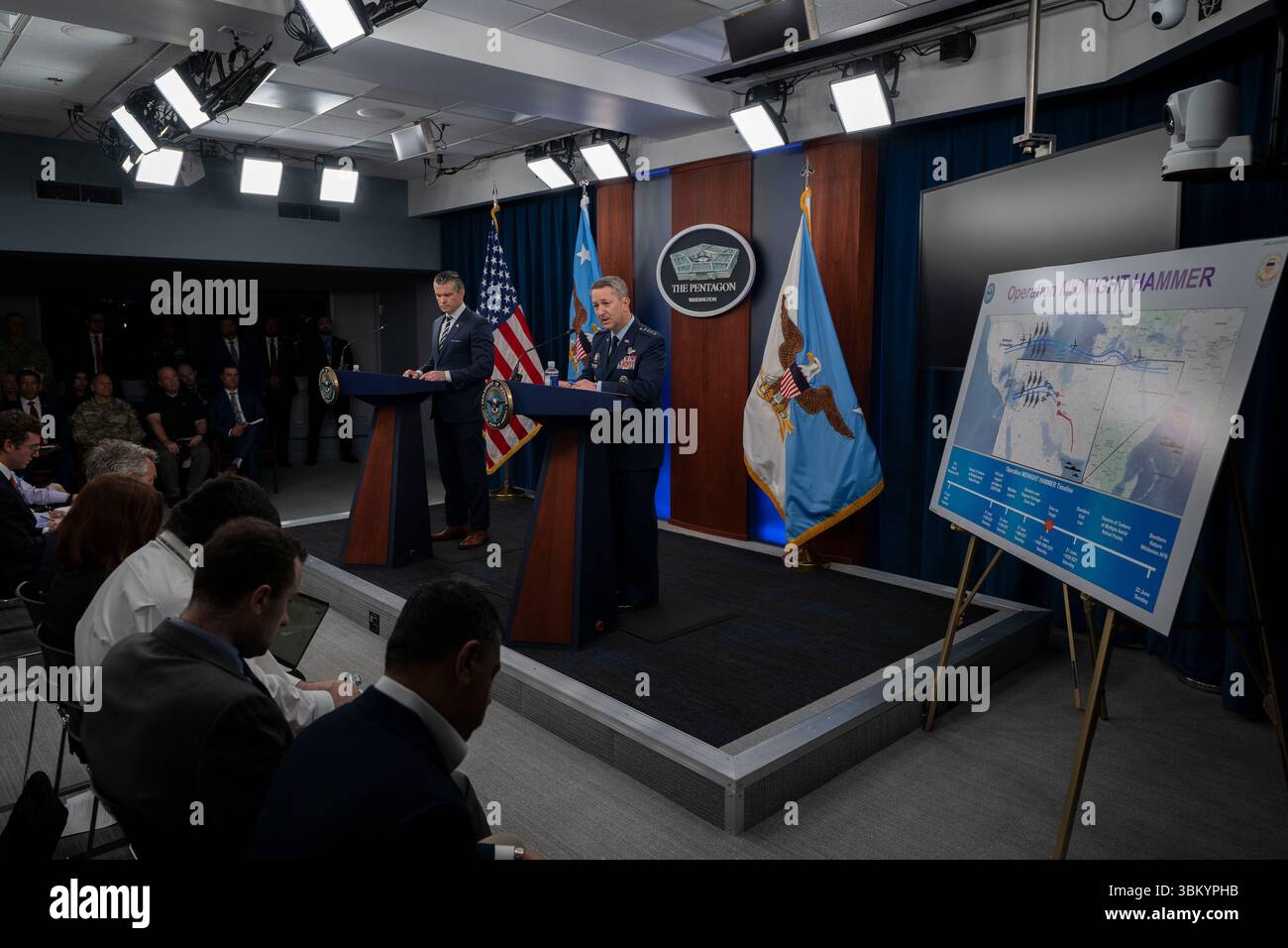 Donald trump side profile hi-res stock photography and images - Alamy