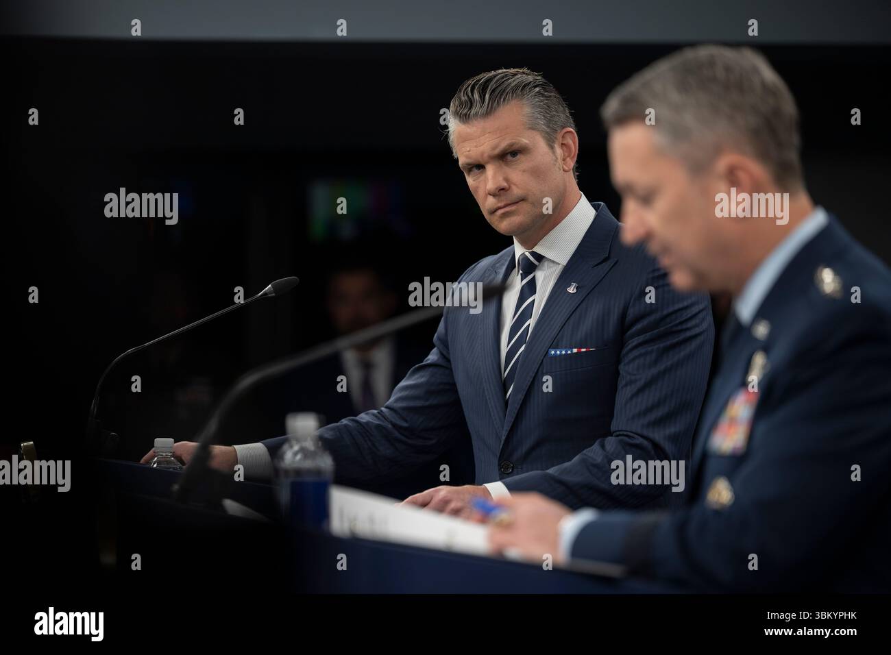 Donald trump side profile hi-res stock photography and images - Alamy