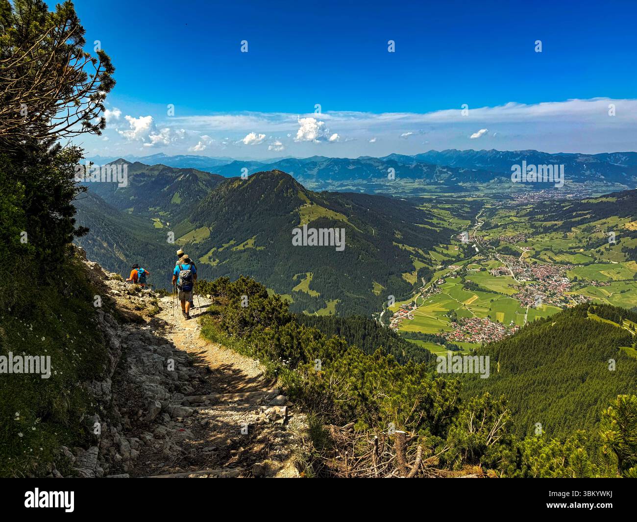 21.06.2025, Wandern im Allgäu bei Oberjoch, Urlauber wandern am Berg ...