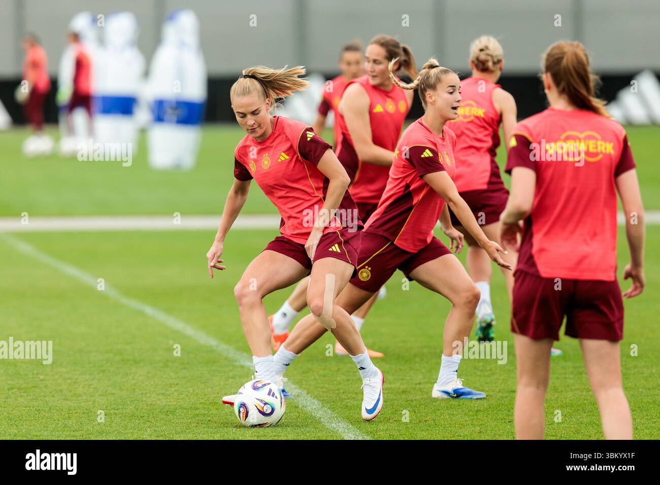 Janina Minge (Deutschland, 6) am Ball UEFA WOMEN?S EURO 2025 ...