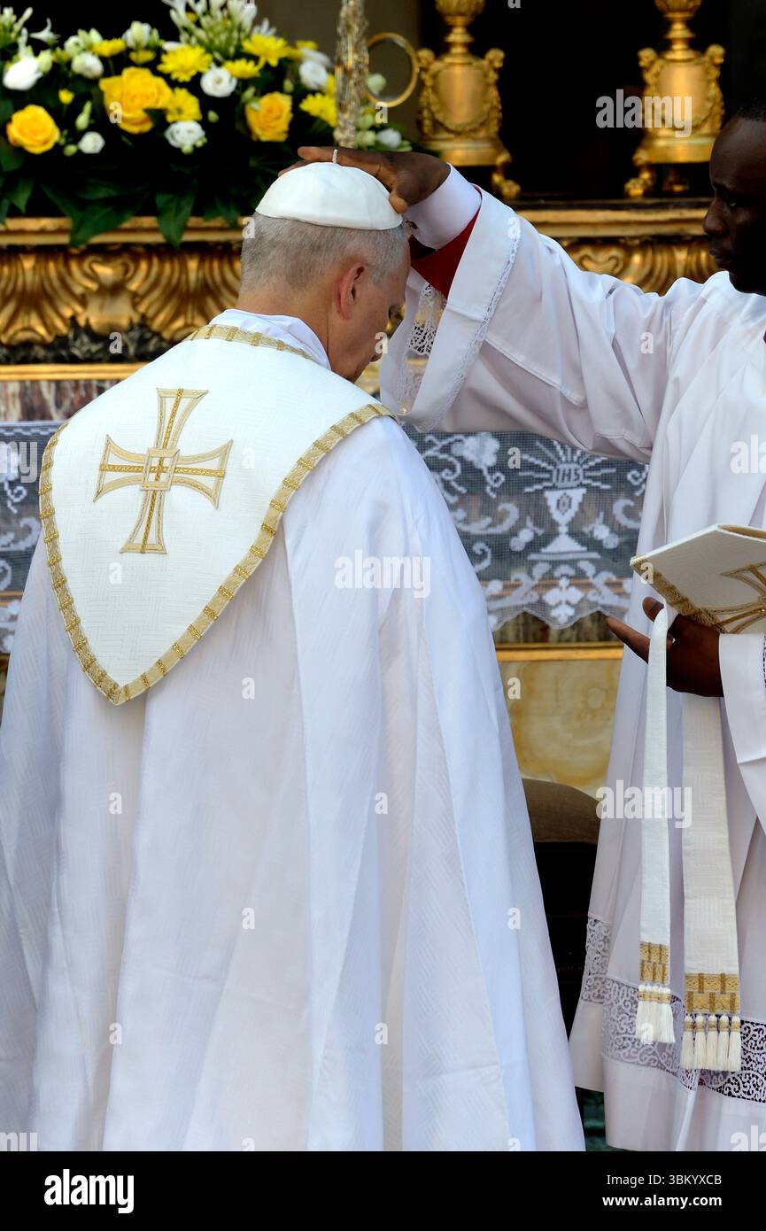 ROME, ITALY - JUNE 22: Pope Leo XIV leads the Corpus Domini procession ...