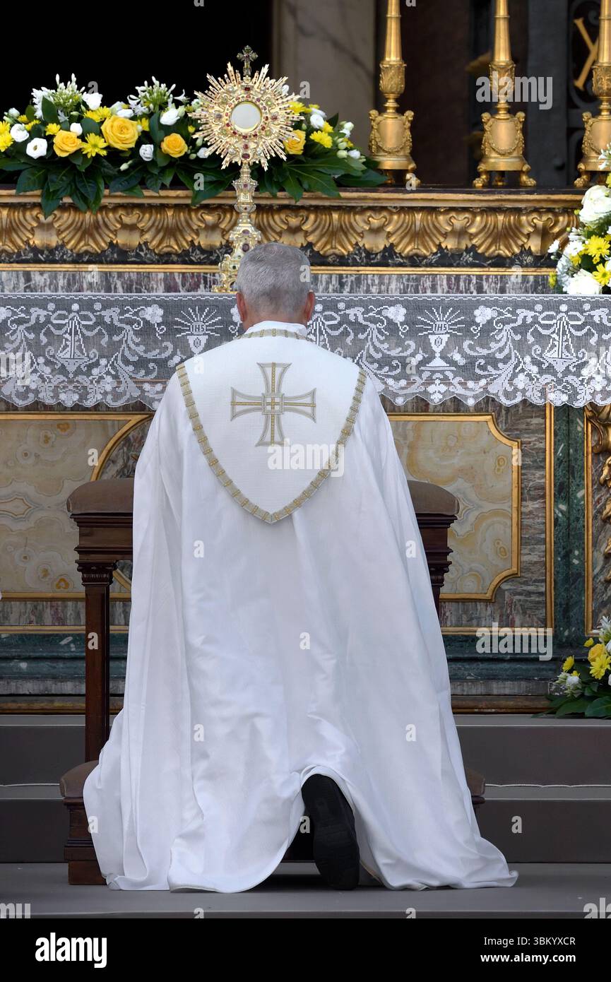 ROME, ITALY - JUNE 22: Pope Leo XIV leads the Corpus Domini procession ...