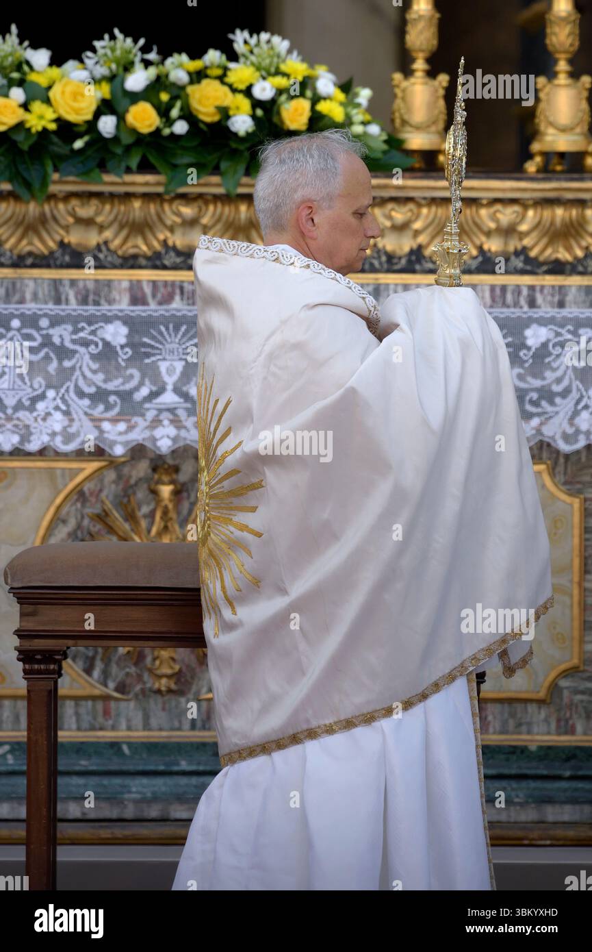 ROME, ITALY - JUNE 22: Pope Leo XIV leads the Corpus Domini procession ...