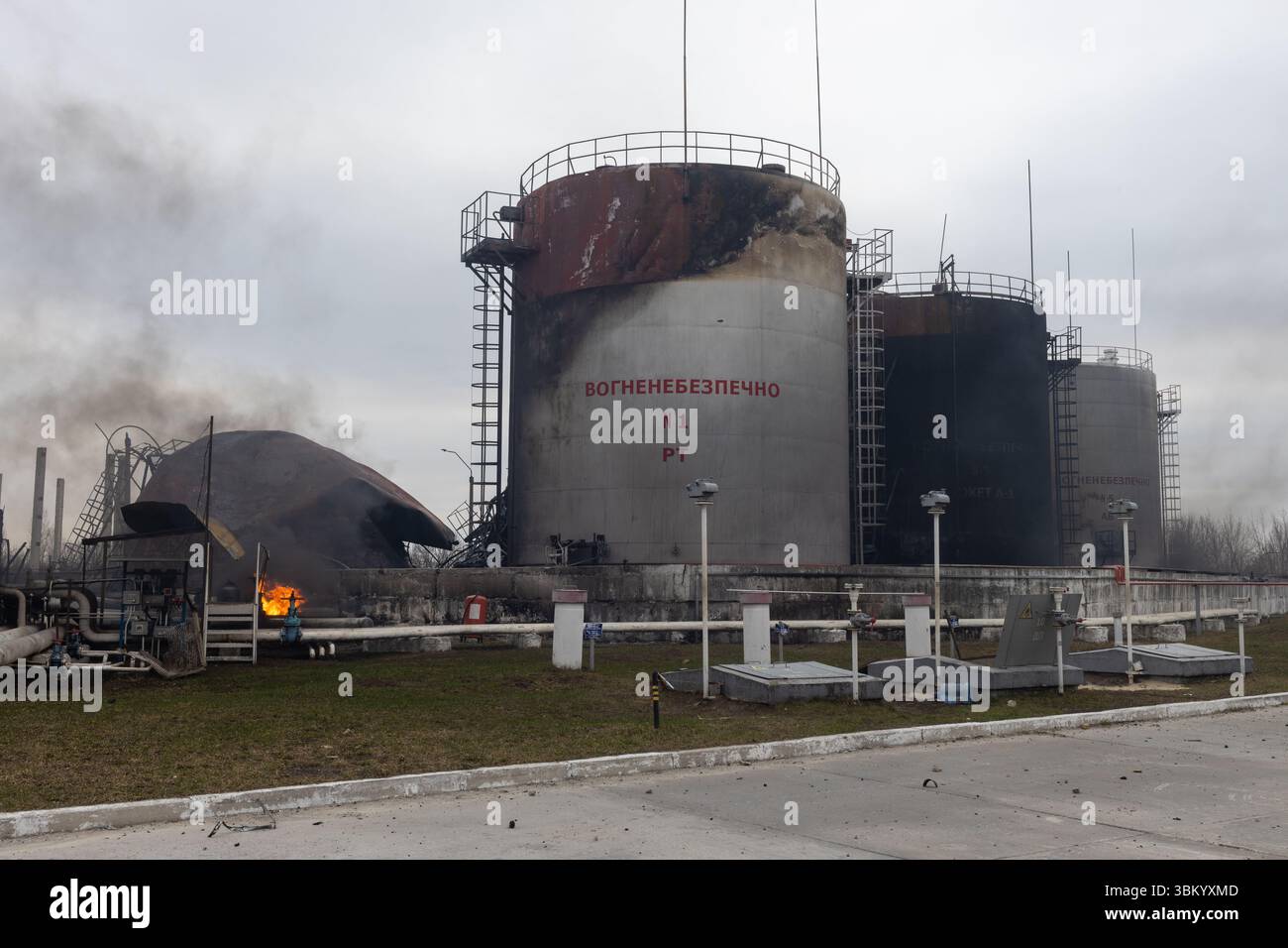 Ukraine war fire tanks hi-res stock photography and images - Alamy