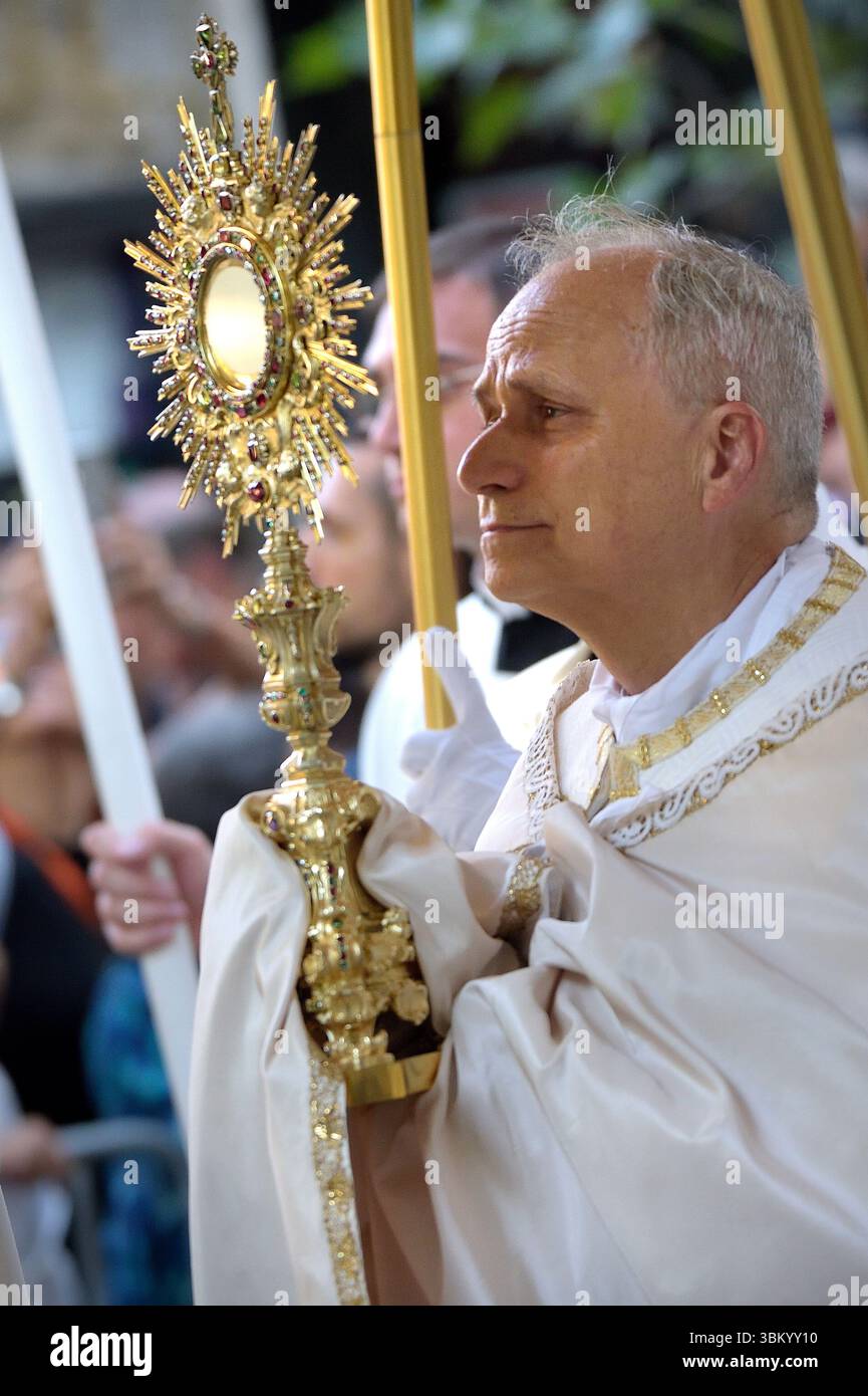ROME, ITALY - JUNE 22: Pope Leo XIV leads the Corpus Domini procession ...
