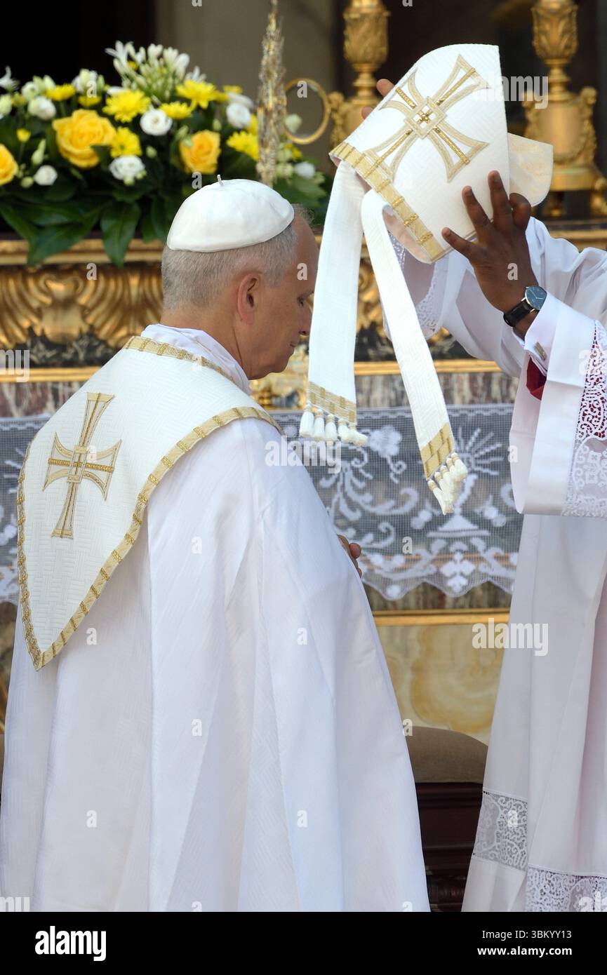 ROME, ITALY - JUNE 22: Pope Leo XIV leads the Corpus Domini procession ...