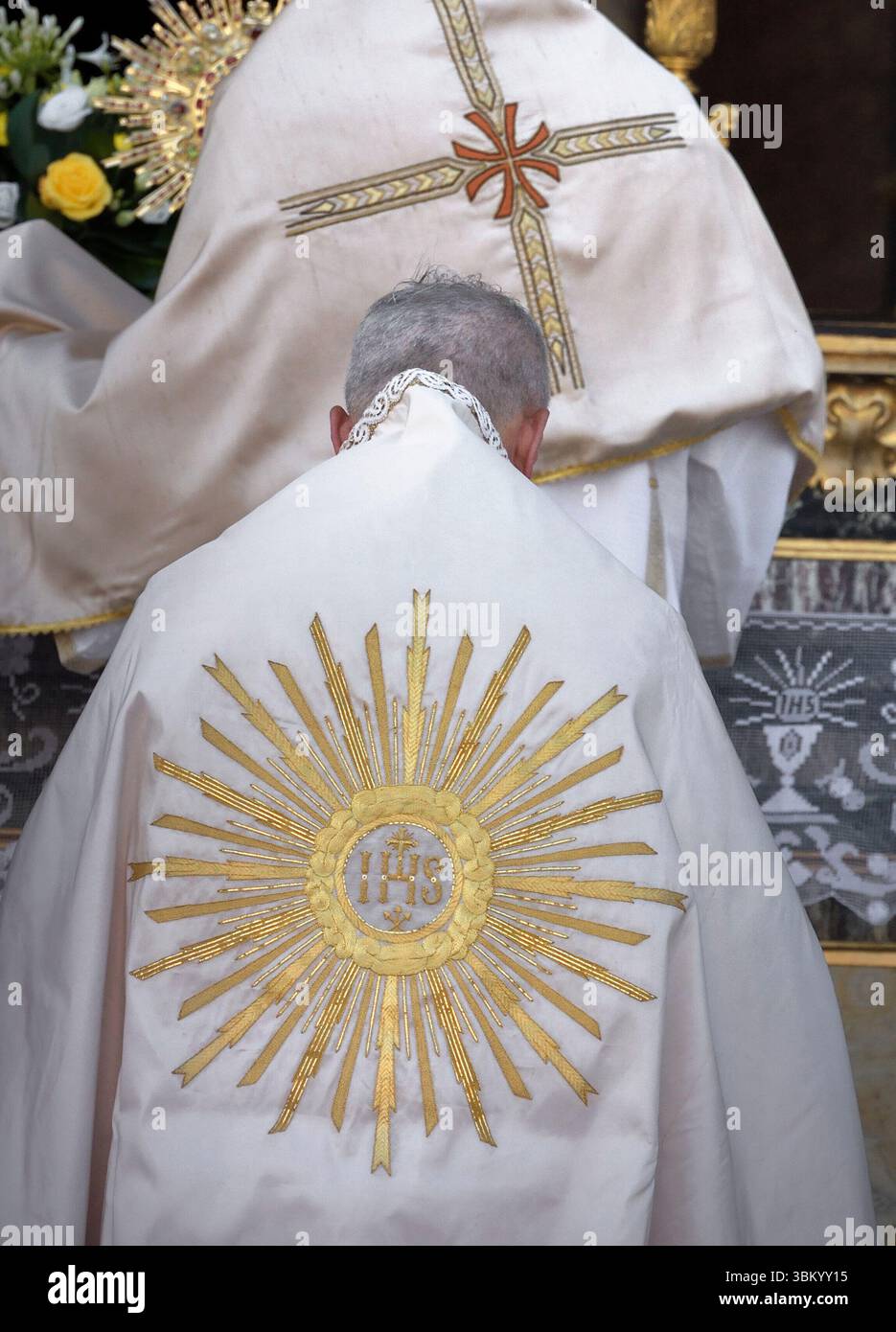ROME, ITALY - JUNE 22: Pope Leo XIV leads the Corpus Domini procession ...