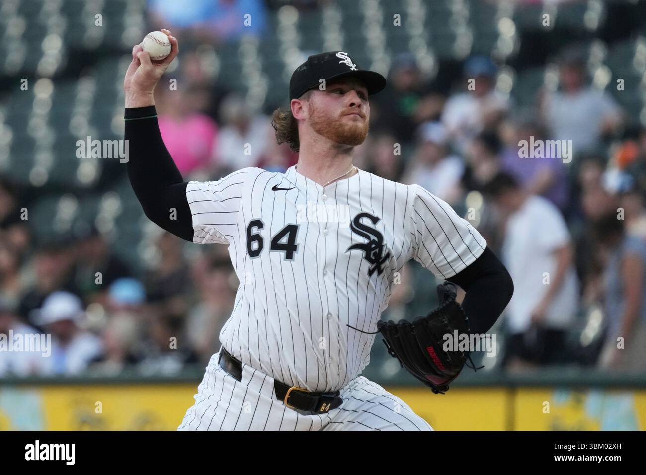 Chicago White Sox starting pitcher Shane Smith throws against the ...
