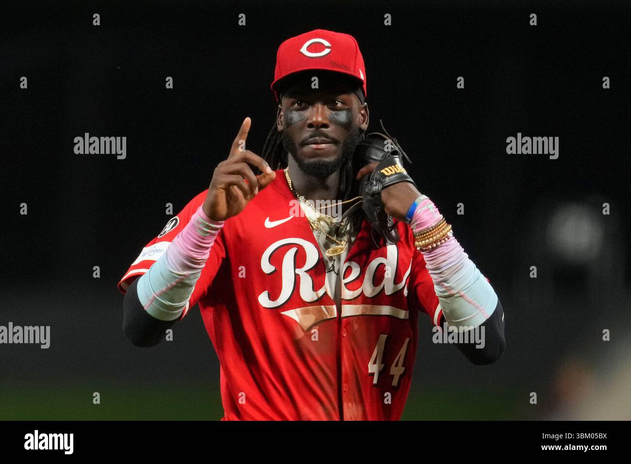 Cincinnati Reds shortstop Elly De La Cruz (44) gestures after catching ...