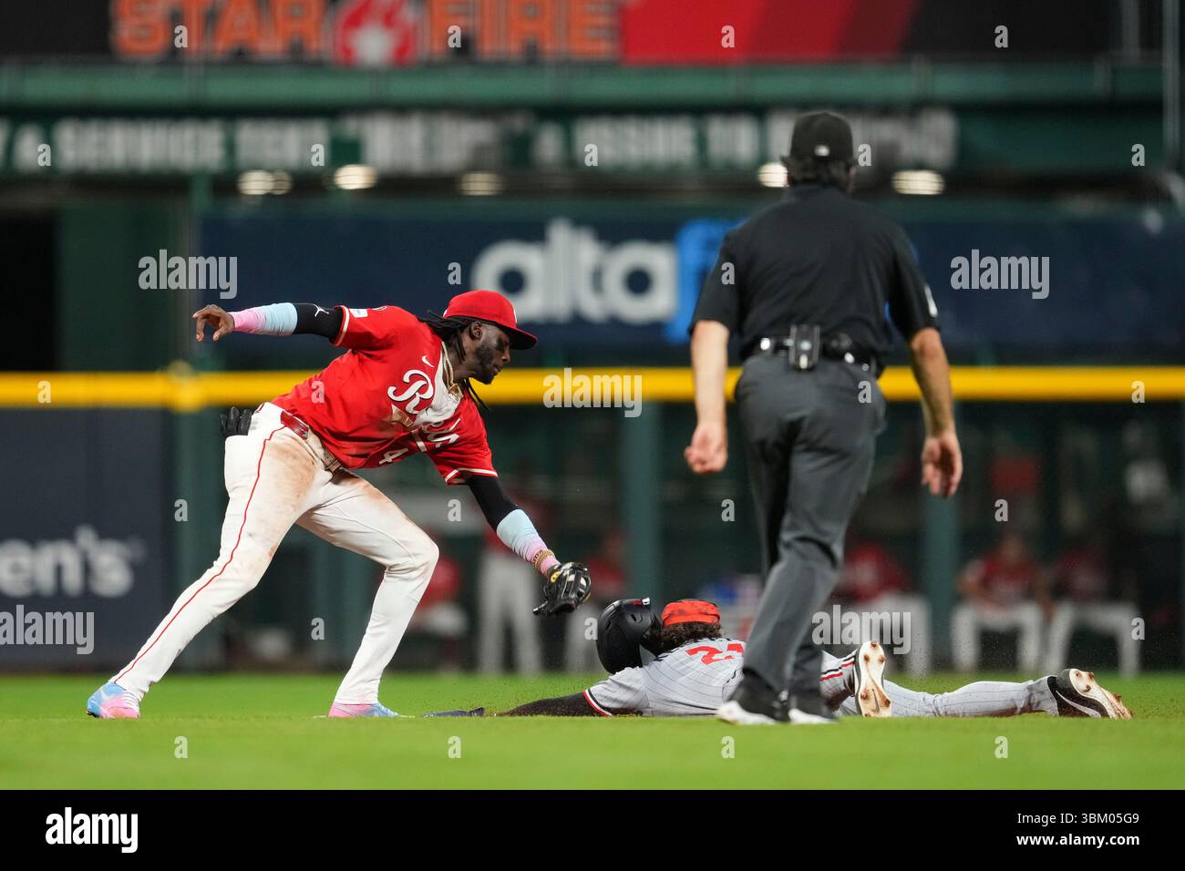 Cincinnati Reds shortstop Elly De La Cruz (44) catches Minnesota Twins ...