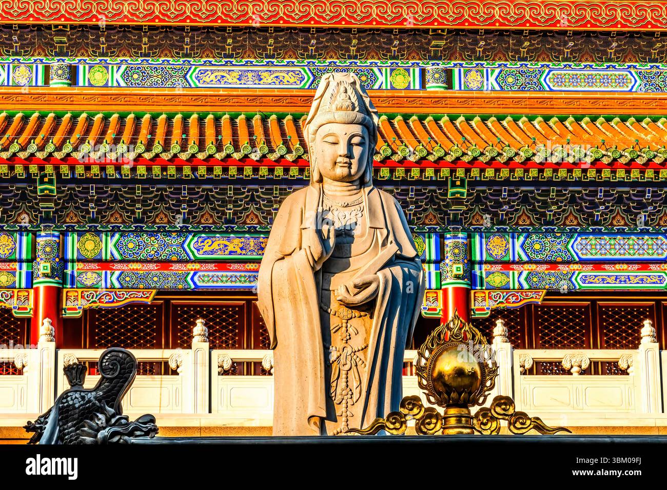 Colorful Guanyin statue Main Hall, Temple of Great Compassion, Tianjin ...