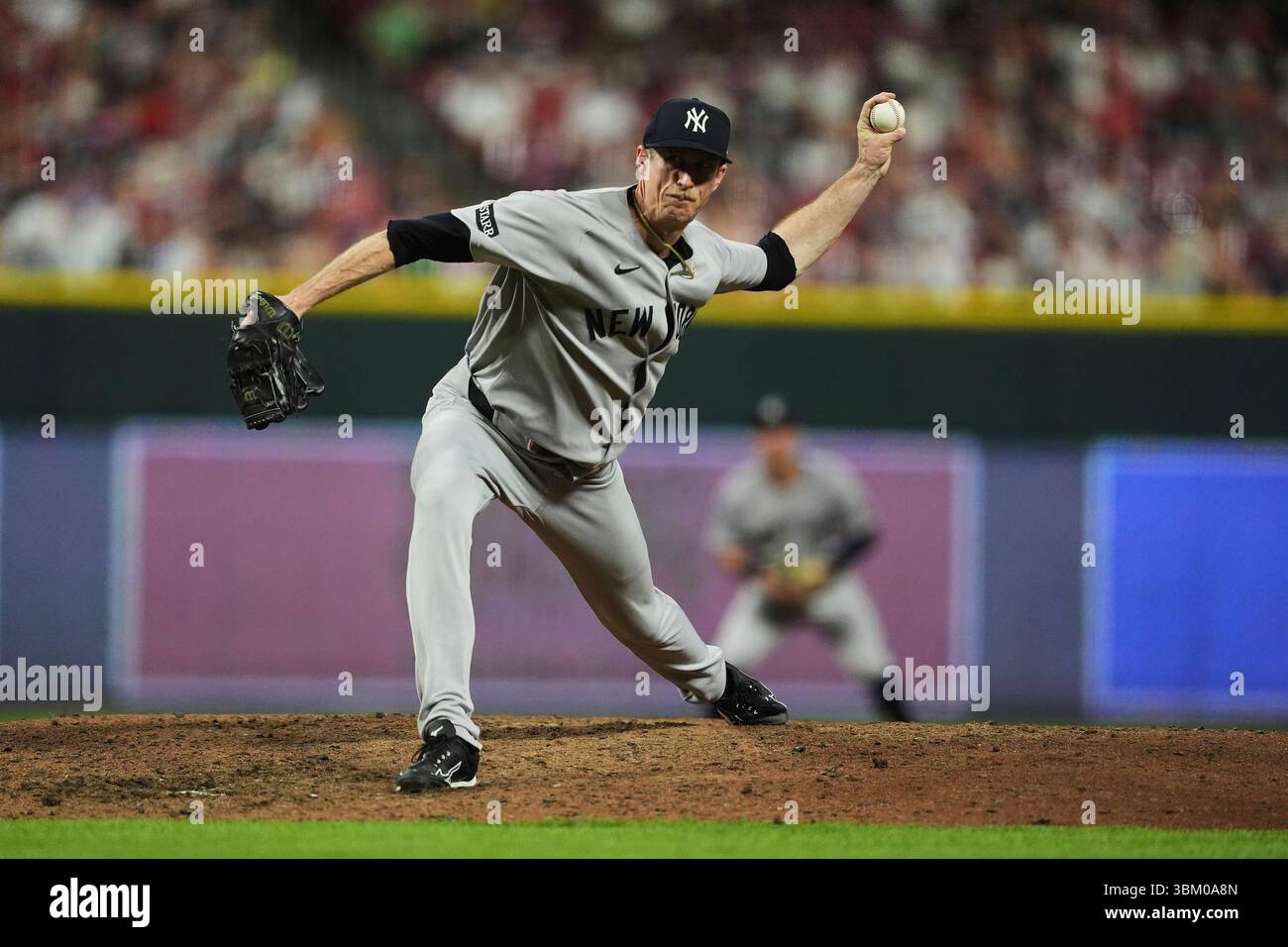 New York Yankees relief pitcher Tim Hill delivers during the eighth ...
