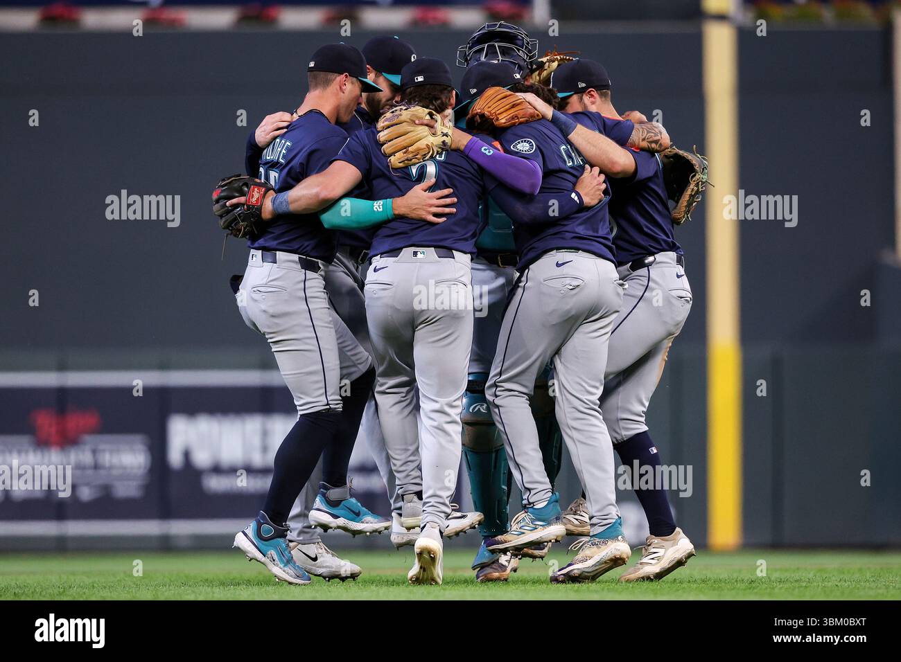 Seattle Mariners players celebrate after their team's win over the ...