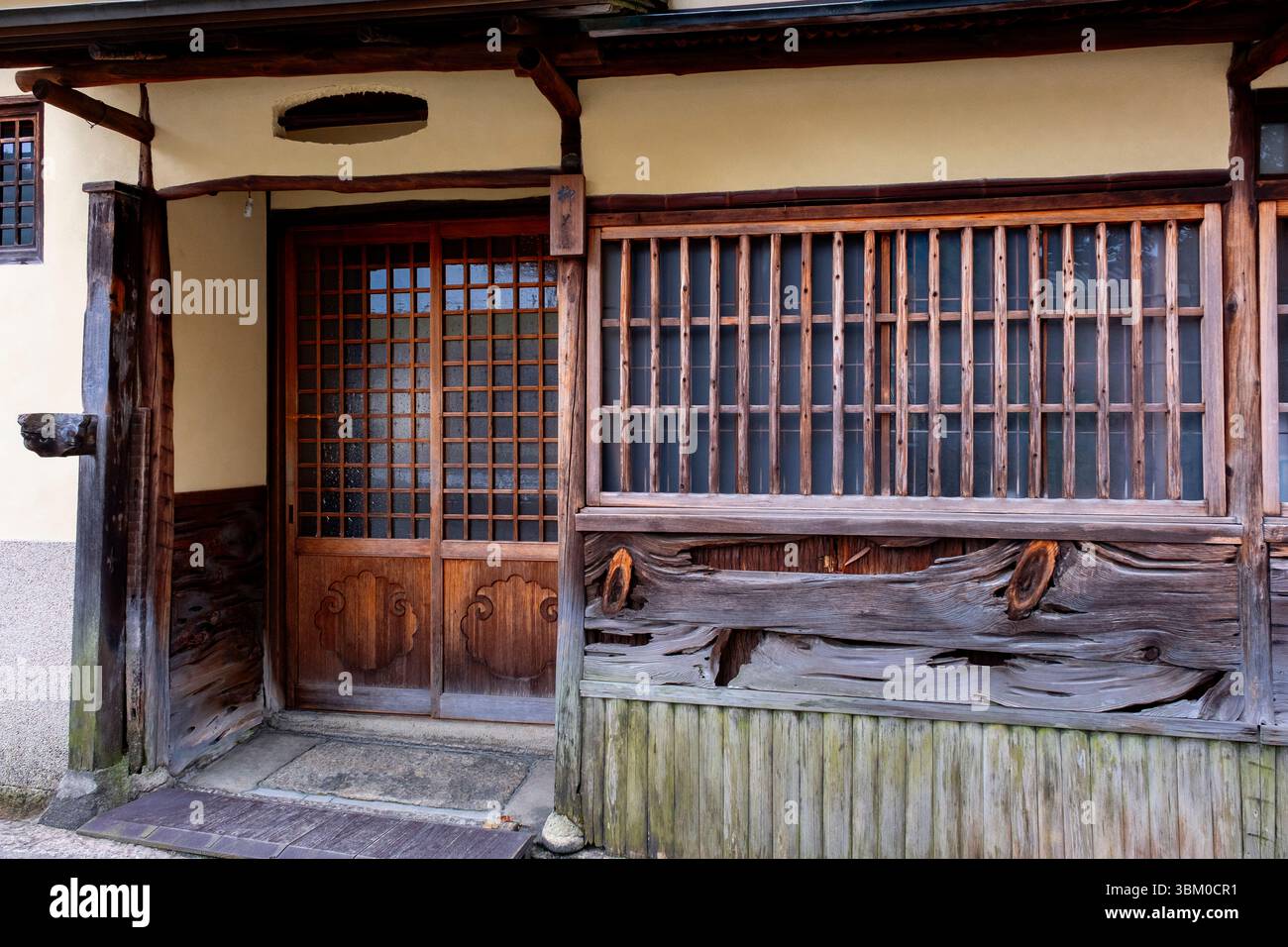 Traditional japanese restaurant entrance hi-res stock photography and ...