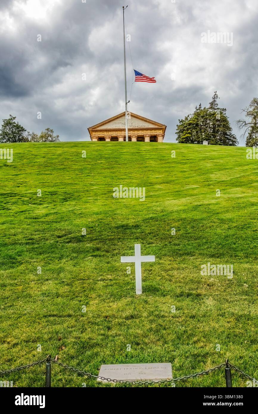 Senator Robert F. Kennedy grave, Arlington National Cemetery ...