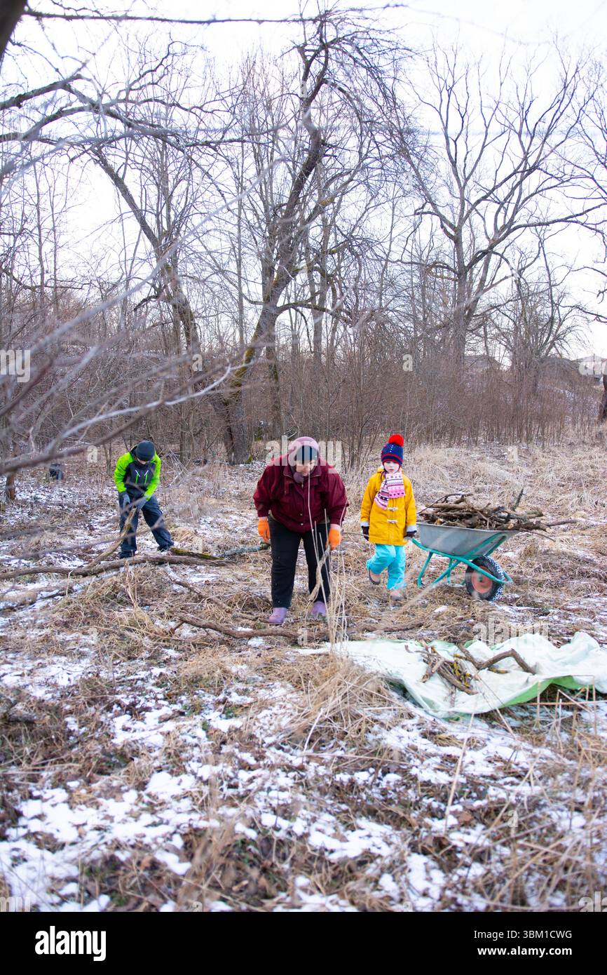 Family members work together in hi-res stock photography and images - Alamy