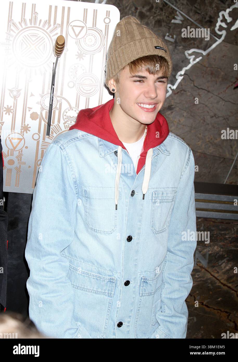 Justin Bieber at the Empire State Building Christmas lights ceremony in ...