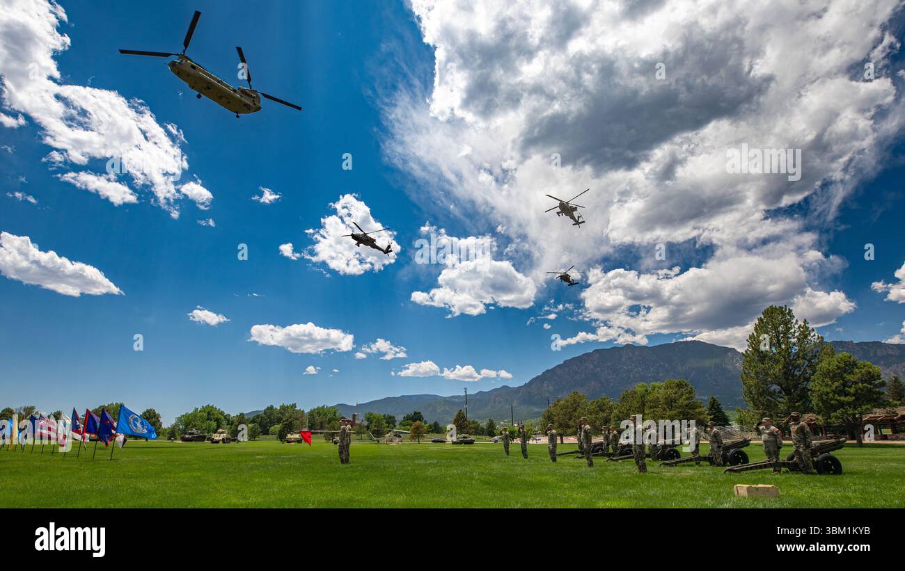 U.S. Army Soldiers assigned to 4th Combat Aviation Brigade, 4th ...