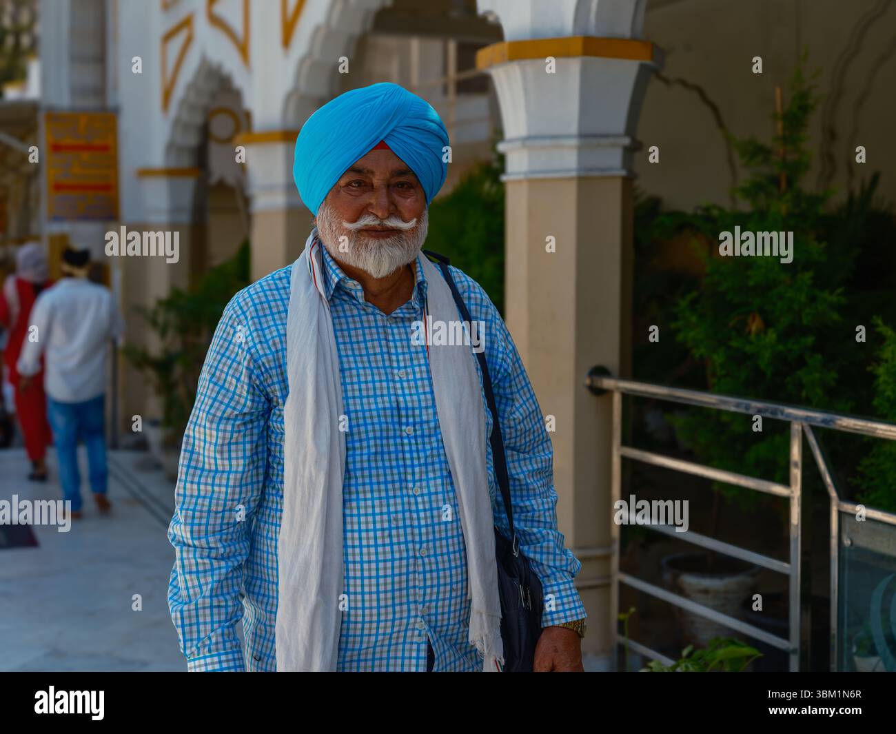 India, Varanasi, 16 Mar 2025. Elderly Sikh man wearing a bright blue ...