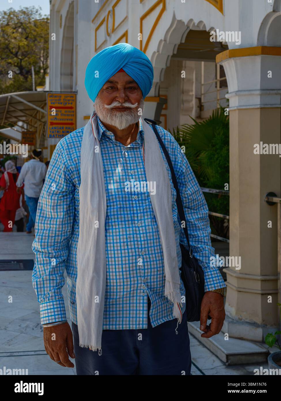 India, Varanasi, 16 Mar 2025. Elderly Sikh man wearing a bright blue ...