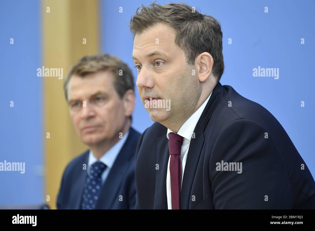 Bundesminister der Finanzen Lars Klingbeil SPD, re. und Staatssekretaer Steffen Meyer li ...