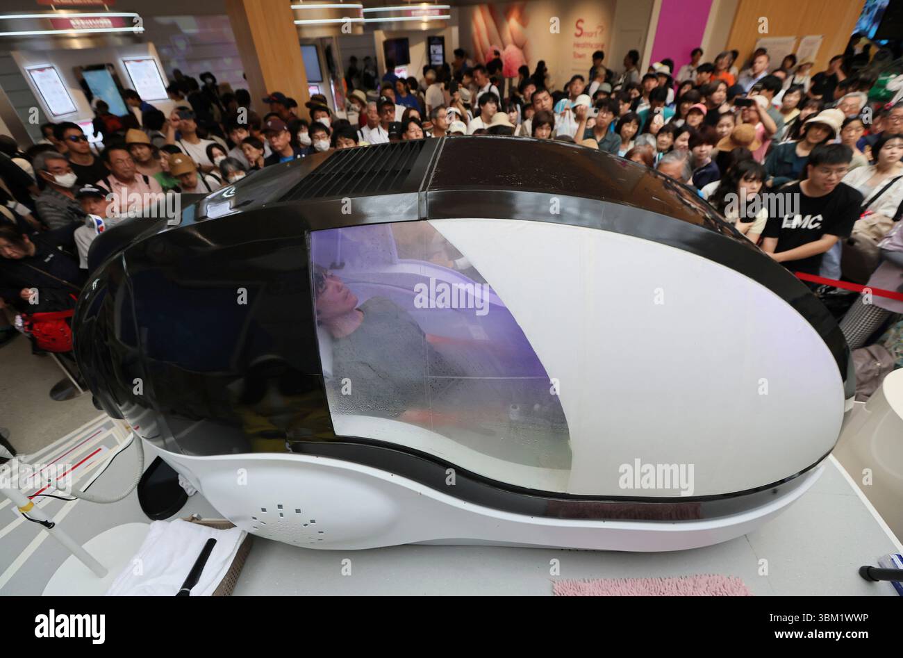 The Yomiuri Shimbun staff writer tries "Human Washer in the Future" at ...
